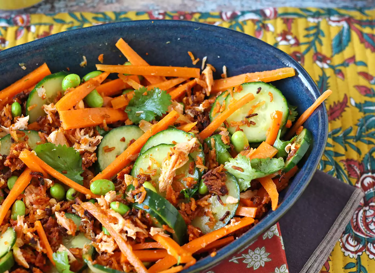 Salade de riz crispy au saumon, croustillante et bien épicée!
