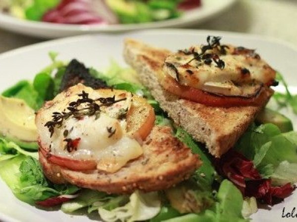 Salade douceur aux toasts de chèvre, pommes rôties, miel de lierre et ...