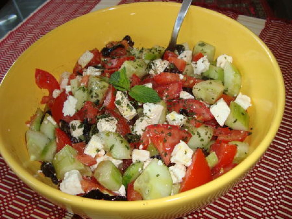 Salade grecque : féta, concombre, tomates et olives noires - Recette ... Salade grecque : féta, concombre, tomates et olives noires - Recette ...
