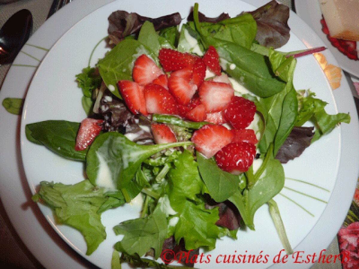 Recette de salade mesclun aux fraises et noix