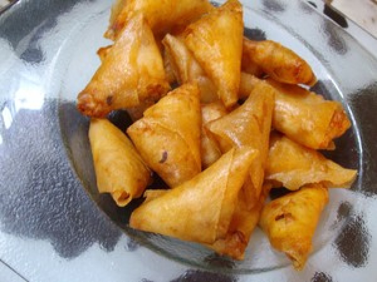 Samoussas aux crevettes, feta et oignons - Recette Ptitchef