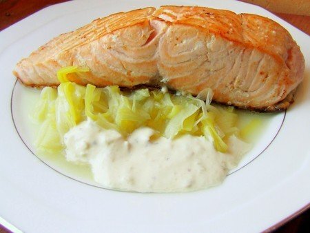 Saumon poêlé, fondue de poireau & crème au raifort