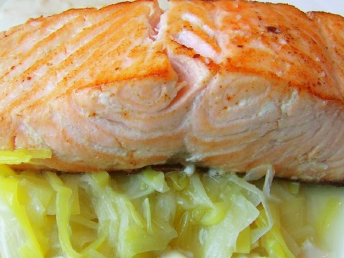 Saumon poêlé, fondue de poireau & crème au raifort - Recette Ptitchef