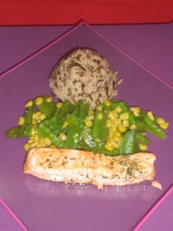 Recette de saumon, riz sauvage et légumes sautés