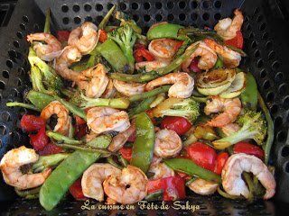Sauté de crevettes et légumes sur le bbq - Recette Ptitchef