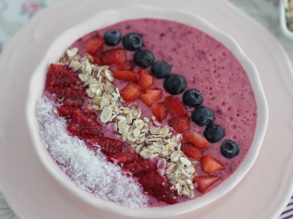 Recette de smoothie bowl aux fruits rouges