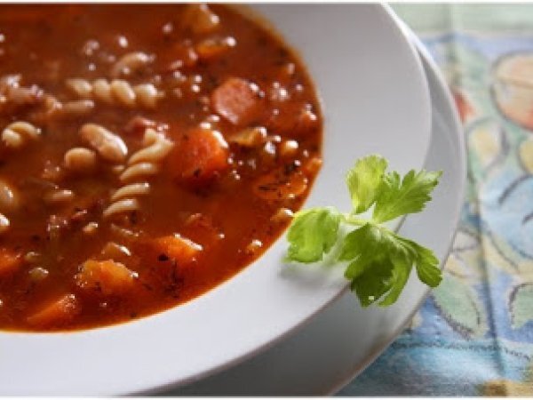 Recette de soupe aux haricots, légumes et lard fumé