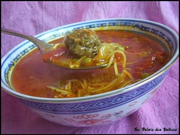 Soupe aux vermicelles, petits pois et boulettes de viande - Recette ...