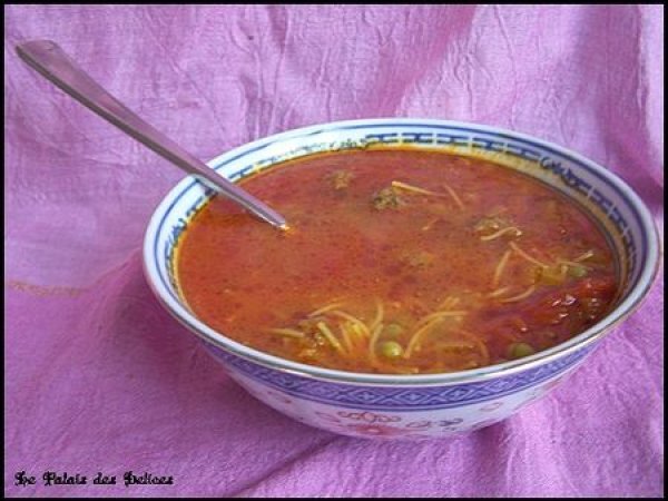 Soupe aux vermicelles, petits pois et boulettes de viande - Recette ...
