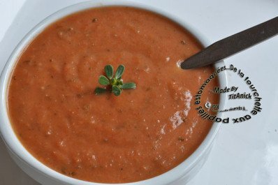 Soupe de tomates rouges, céleri, oignon et lait à la farine de maïs ...