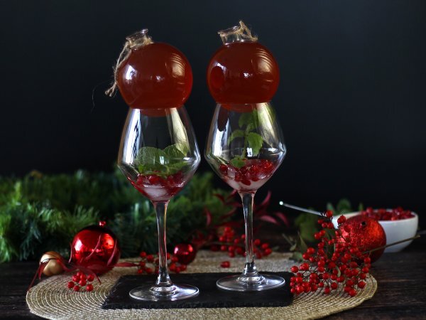 Recette spritz grenade : cocktail dans une boule de noël