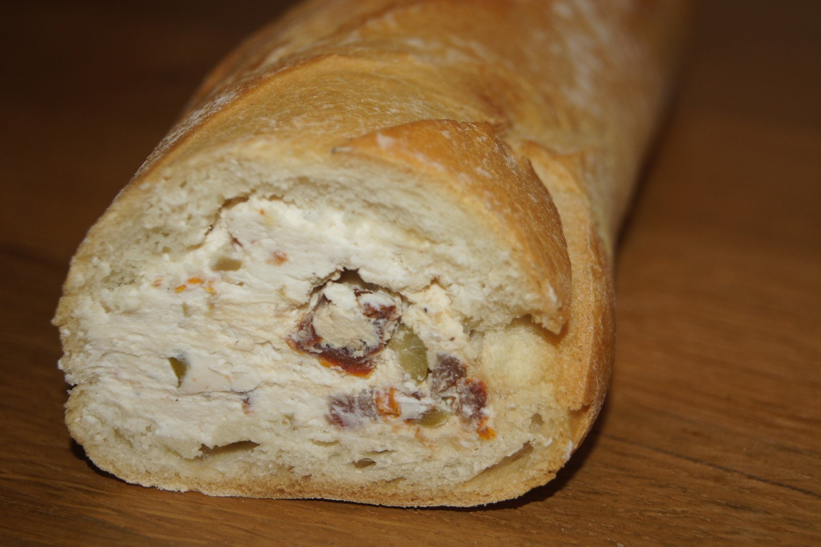 Recette de baguette farcie au fromage, olives et tomates