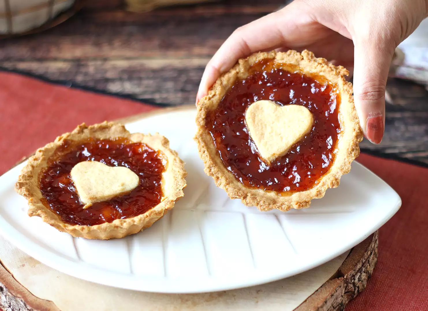 Tartelettes de la saint-valentin à la confiture de fraises