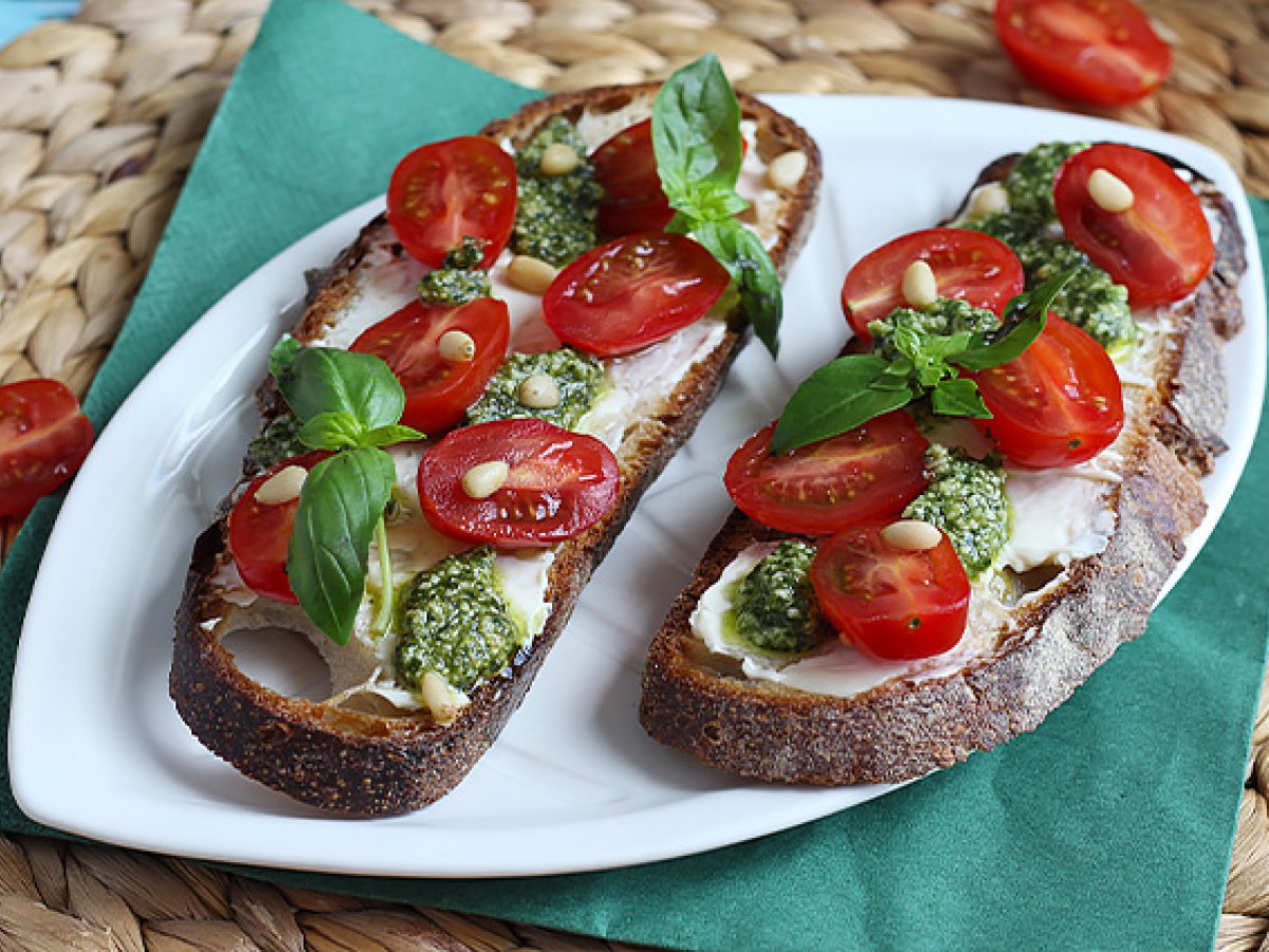 Recette tartines fromage frais, pesto, tomates cerises