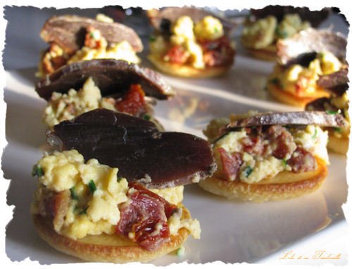 Recette de toasts de blinis aux œufs et magret de canard