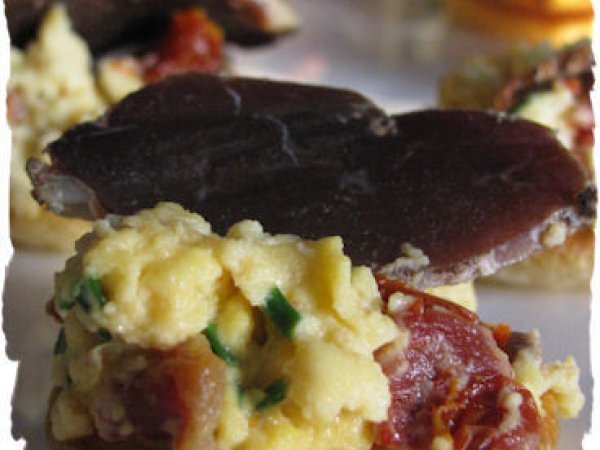 Recette de toasts de blinis aux œufs et magret de canard