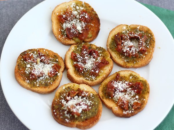Recette de toasts au pesto, parmesan et tomates séchées