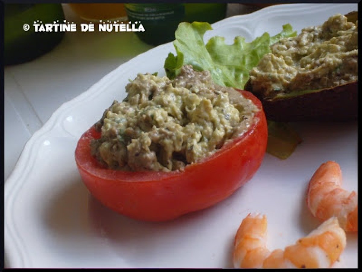 Tomate farcie à la crème d'avocat et ses crevettes - Recette Ptitchef