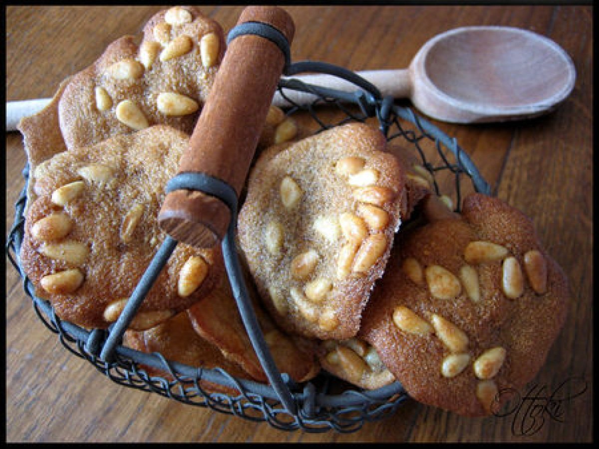 Tuiles au café et aux pignons de pin - Recette Ptitchef