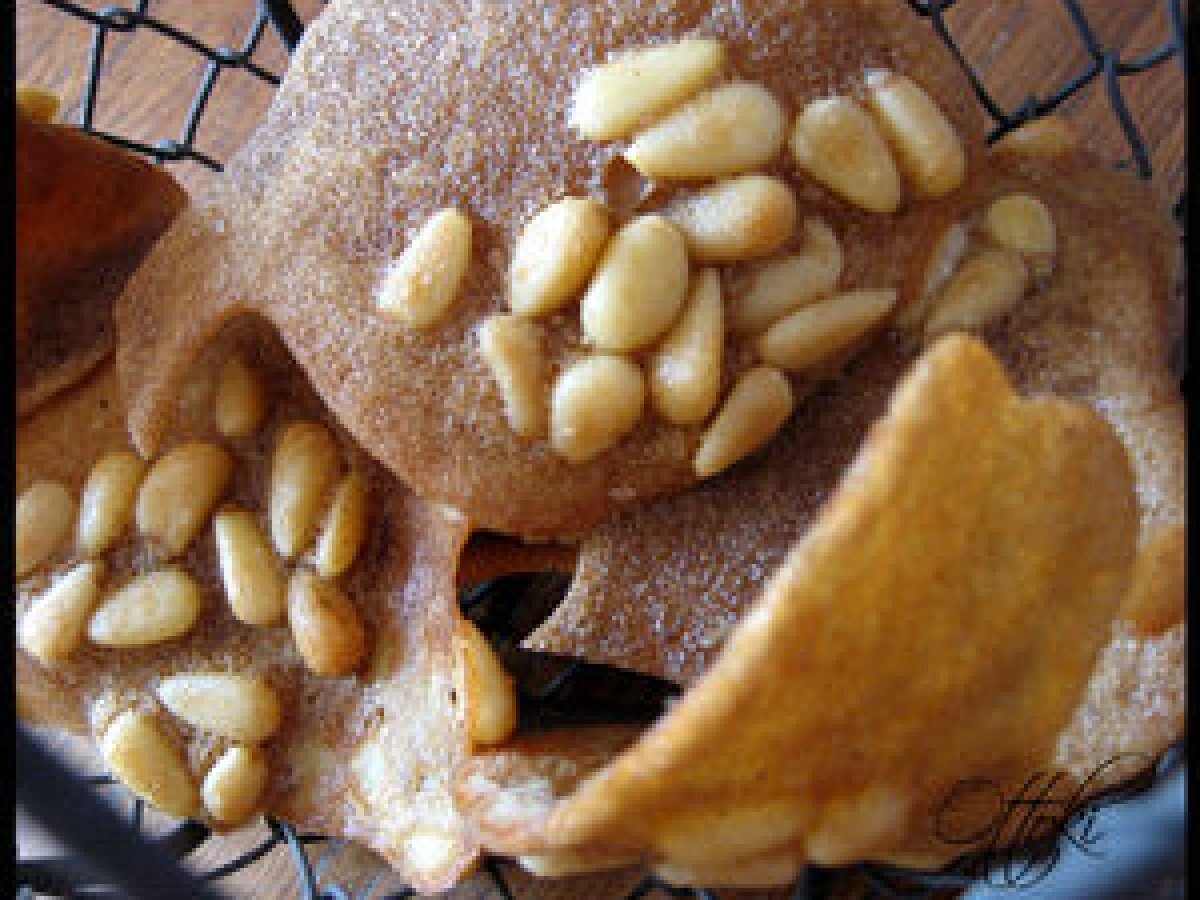 Tuiles au café et aux pignons de pin - Recette Ptitchef