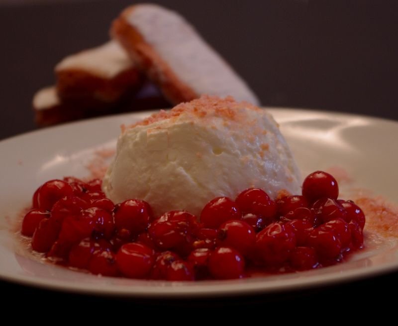 Recette : faisselle, groseilles et biscuits roses