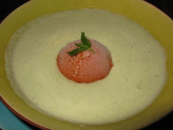 Velouté de concombre et sa boule de glace à la tomate