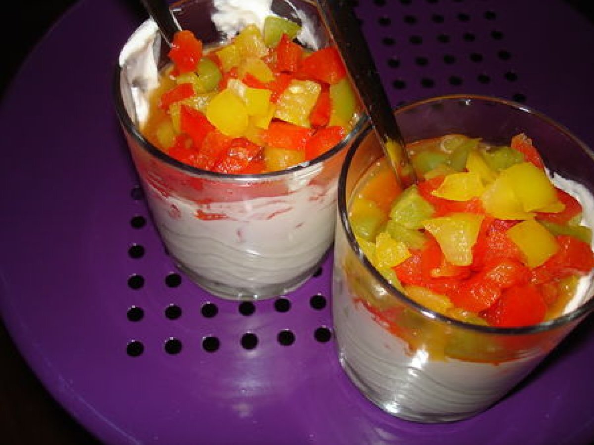 Verrine salée au chèvre et poivrons : recette fraîche
