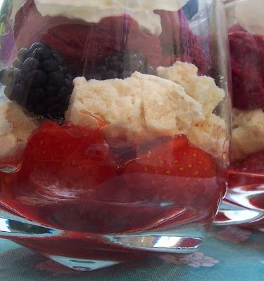 Recette de verrine fruits rouges à la rose façon vacherin