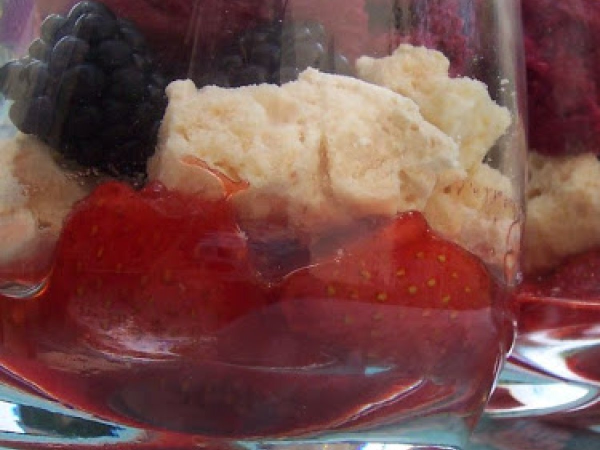 Recette de verrine fruits rouges à la rose façon vacherin
