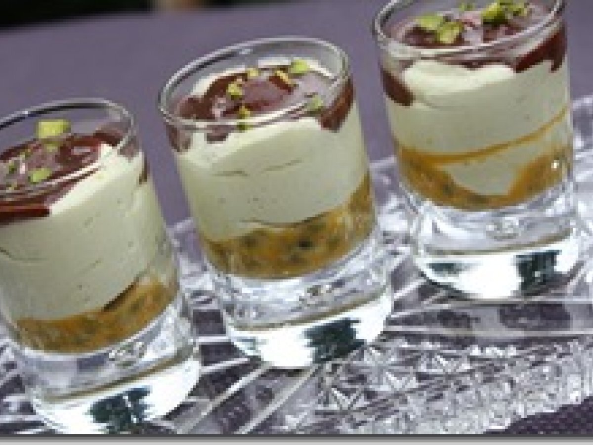 Verrine pistache et fruits de la passion, sauce chocolat - Recette Ptitchef
