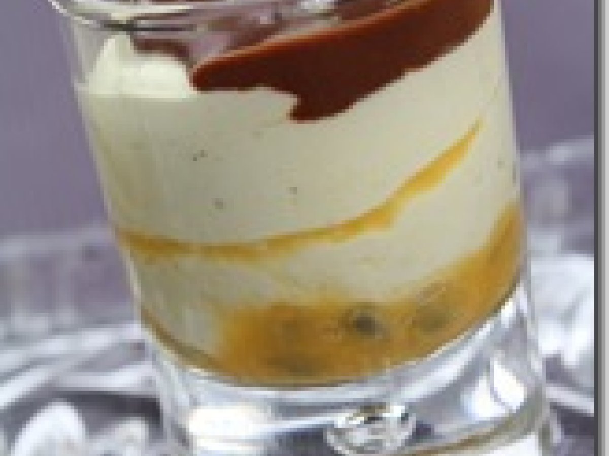 Verrine pistache et fruits de la passion, sauce chocolat - Recette Ptitchef
