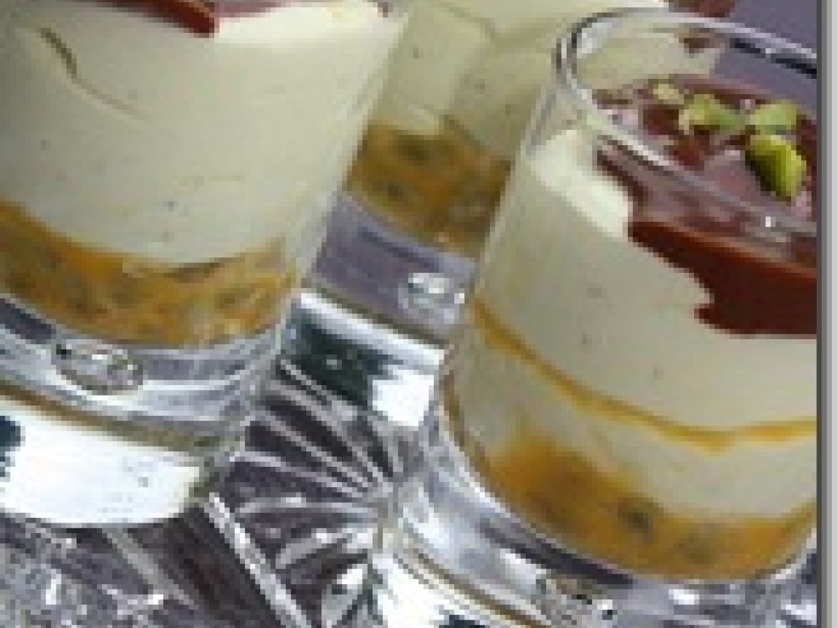 Verrine pistache et fruits de la passion, sauce chocolat - Recette Ptitchef