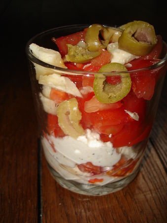 Verrine provençale aux tomates, aux deux fromages et aux olives ...