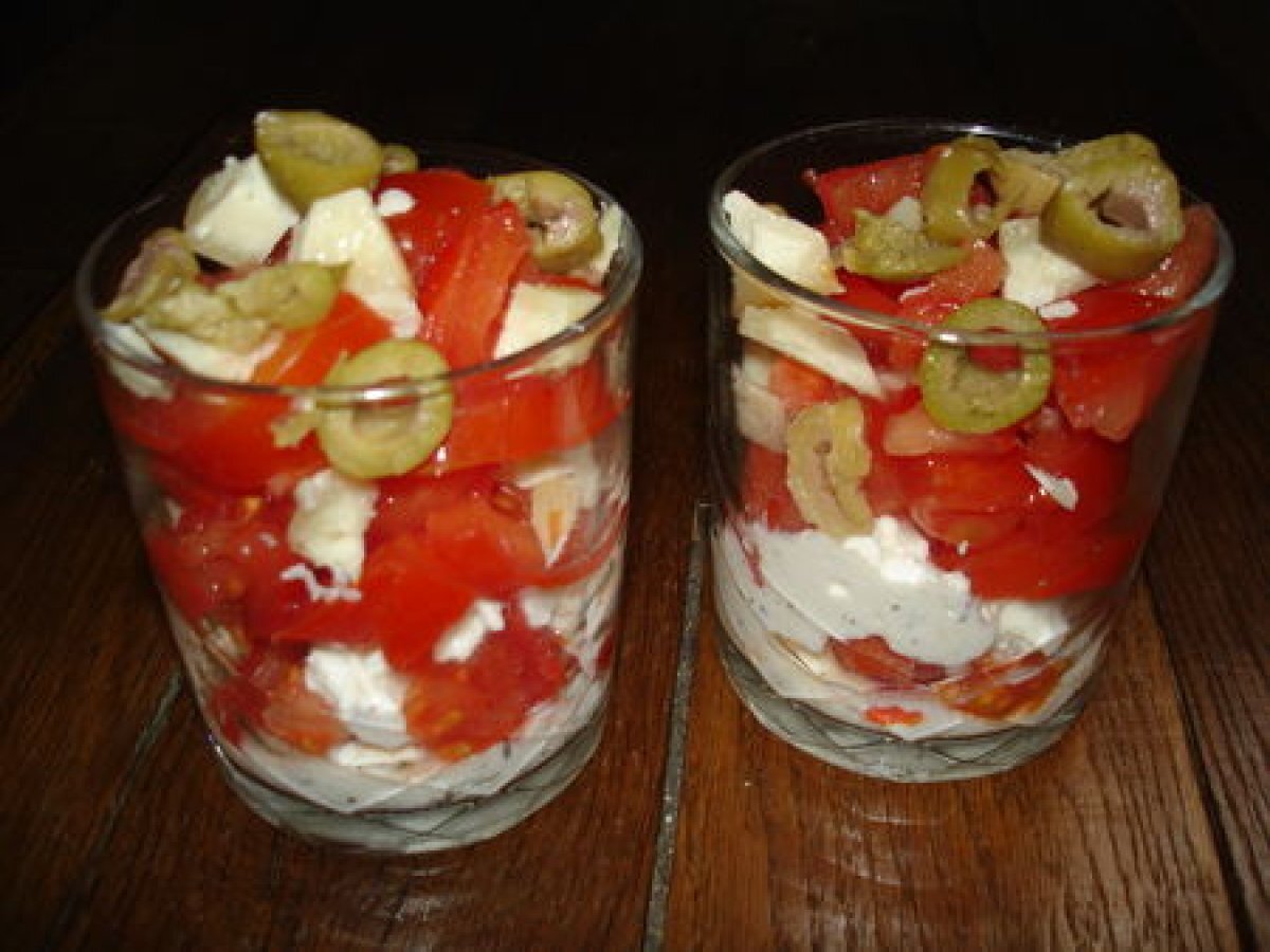 Verrine provençale aux tomates, aux deux fromages et aux olives ...