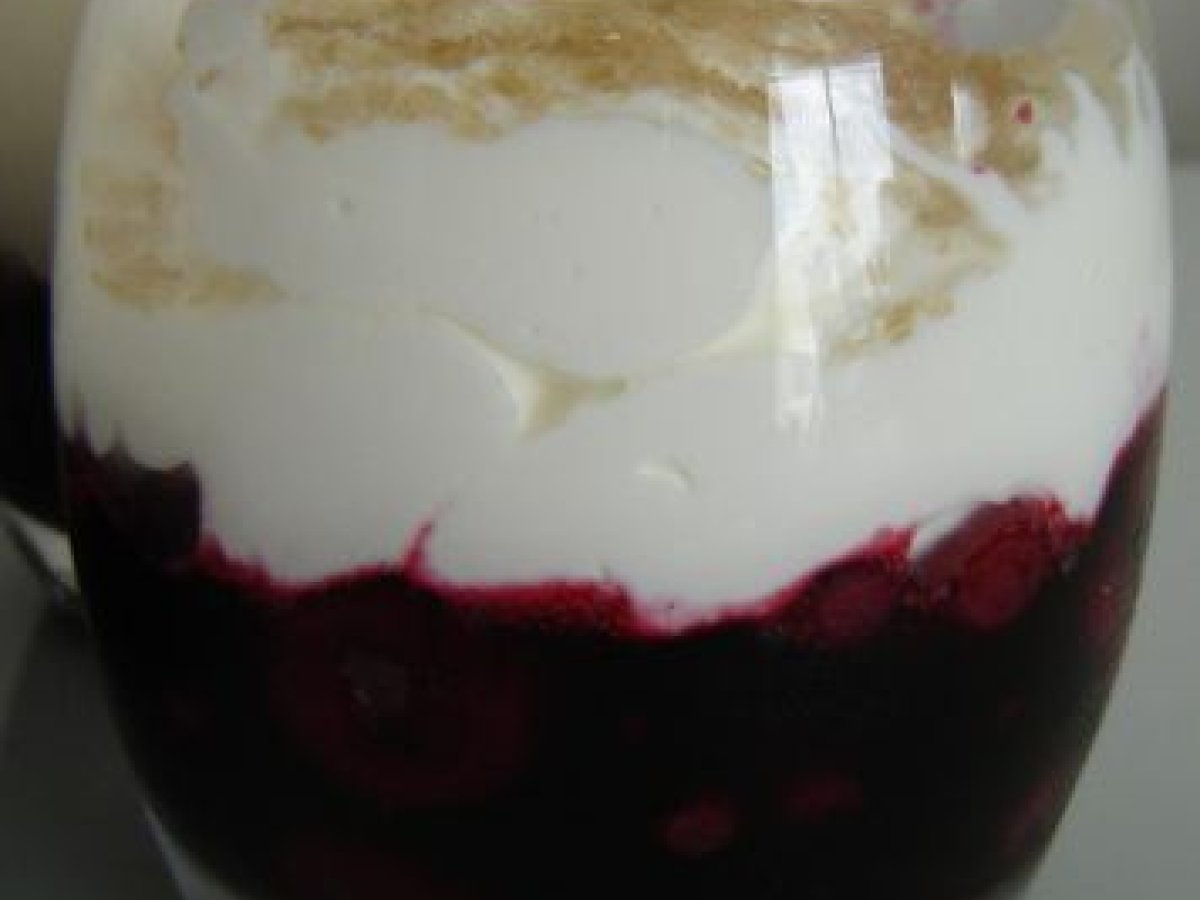 Verrines aux fruits rouges et crème fontainebleau - Recette Ptitchef