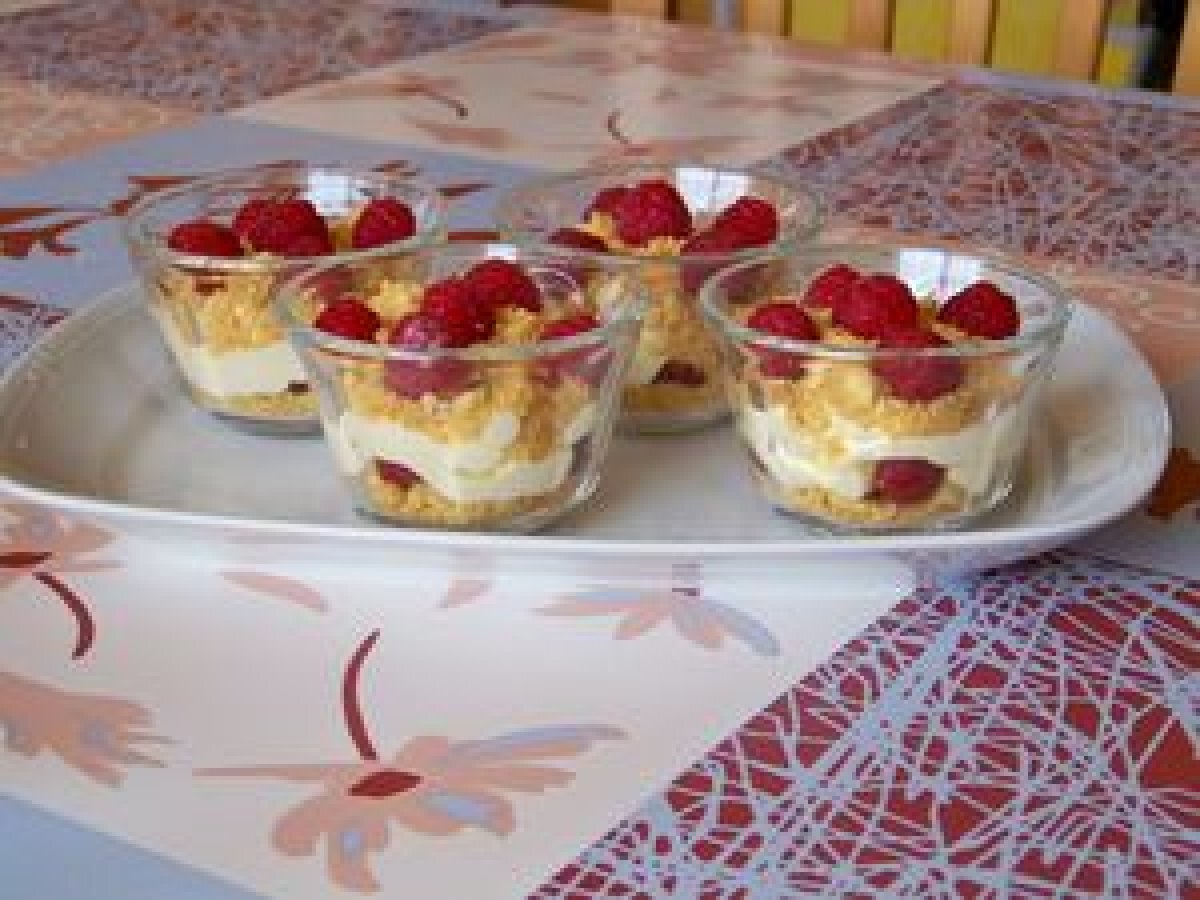 Verrines framboises et mascarpone en crumble de roudor - Recette Ptitchef