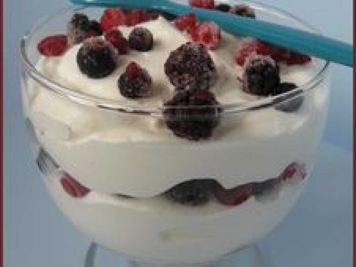 Verrines mousseuses et crémeuses aux fruits rouges - Recette Ptitchef