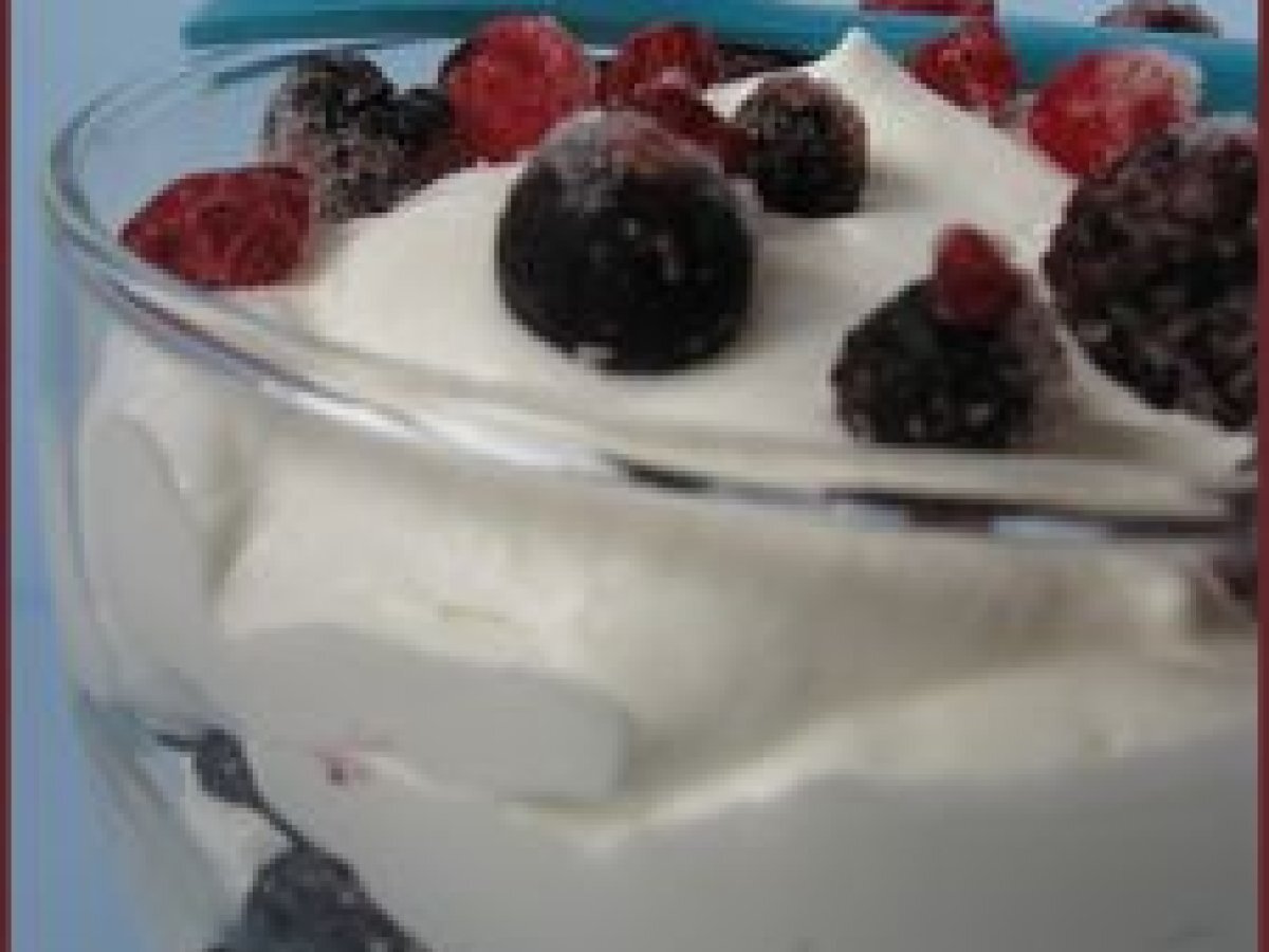 Verrines mousseuses et crémeuses aux fruits rouges - Recette Ptitchef