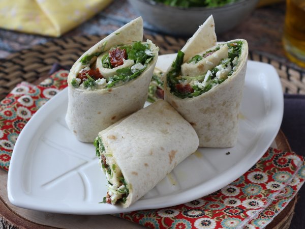 Recette wrap végétarien : houmous, roquette et feta
