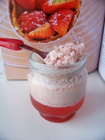 Yaourts a la fraise comme un milkshake a boire a la paille - Recette ...